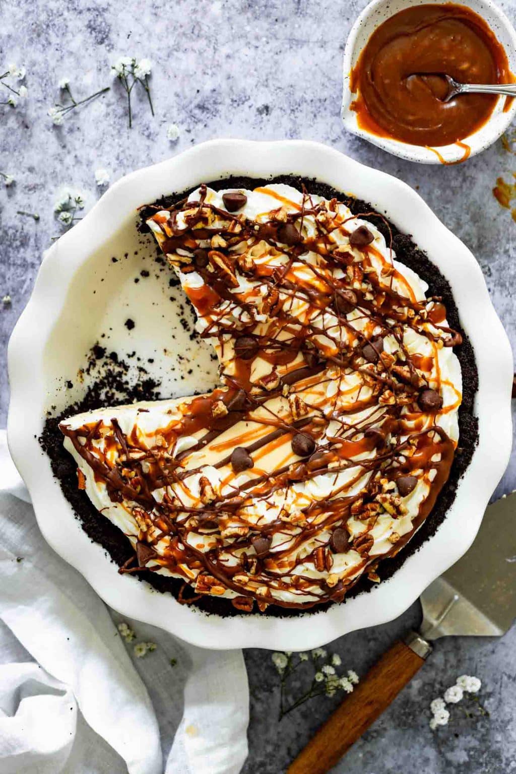 The BEST Turtle Pie Recipe - Desserts & Drinks
