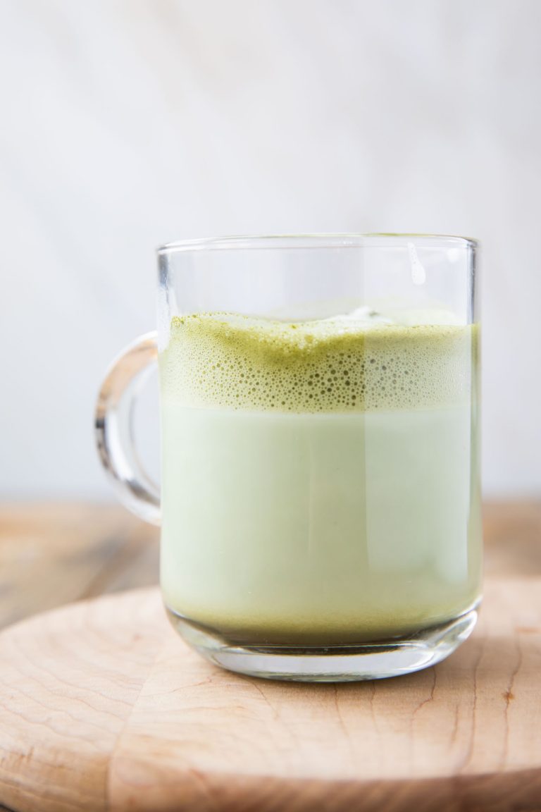 Easy Vanilla Matcha Latte Recipe - Desserts & Drinks