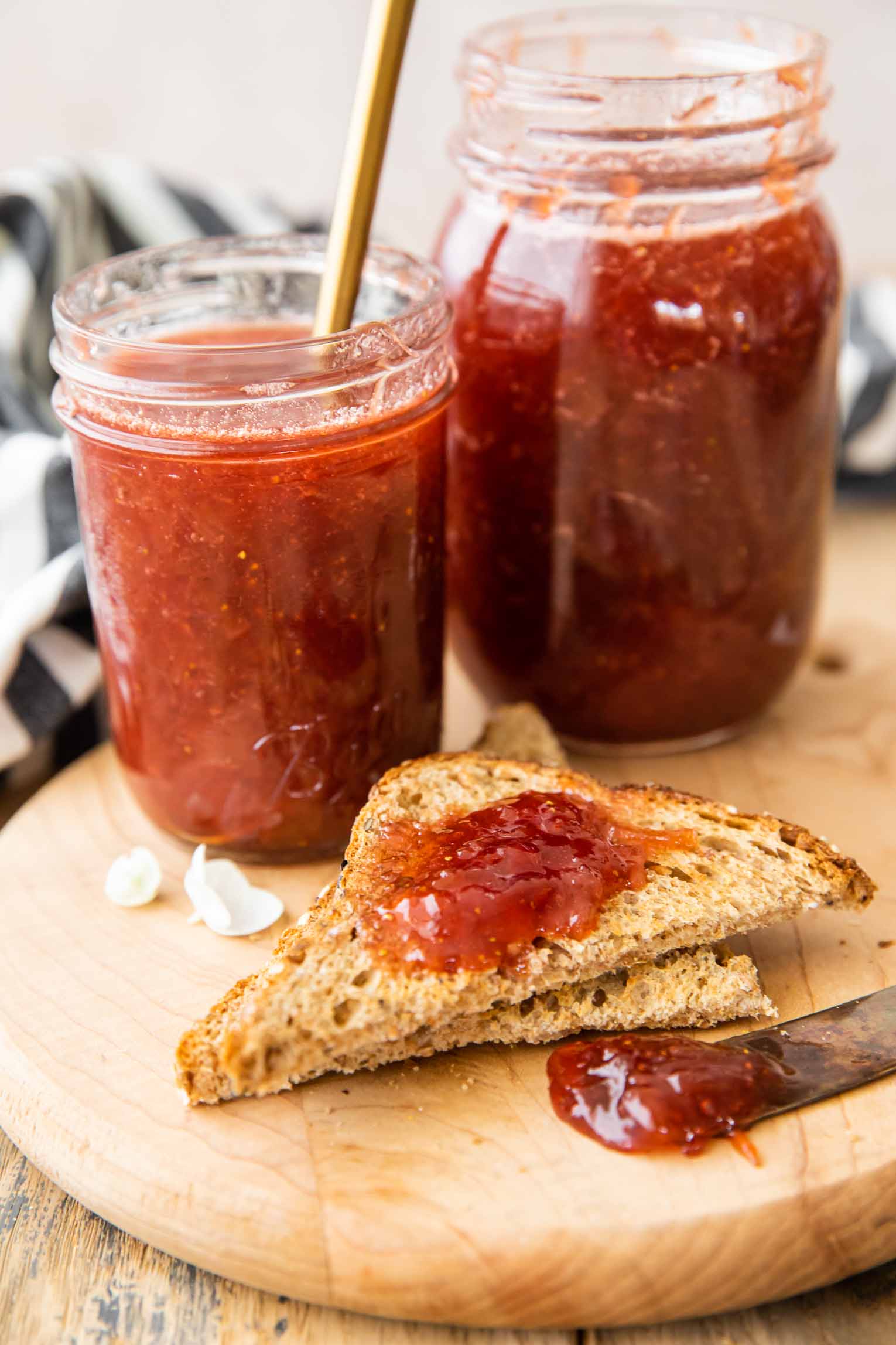 Strawberry Rhubarb Jam (Easy Recipe) - Desserts & Drinks