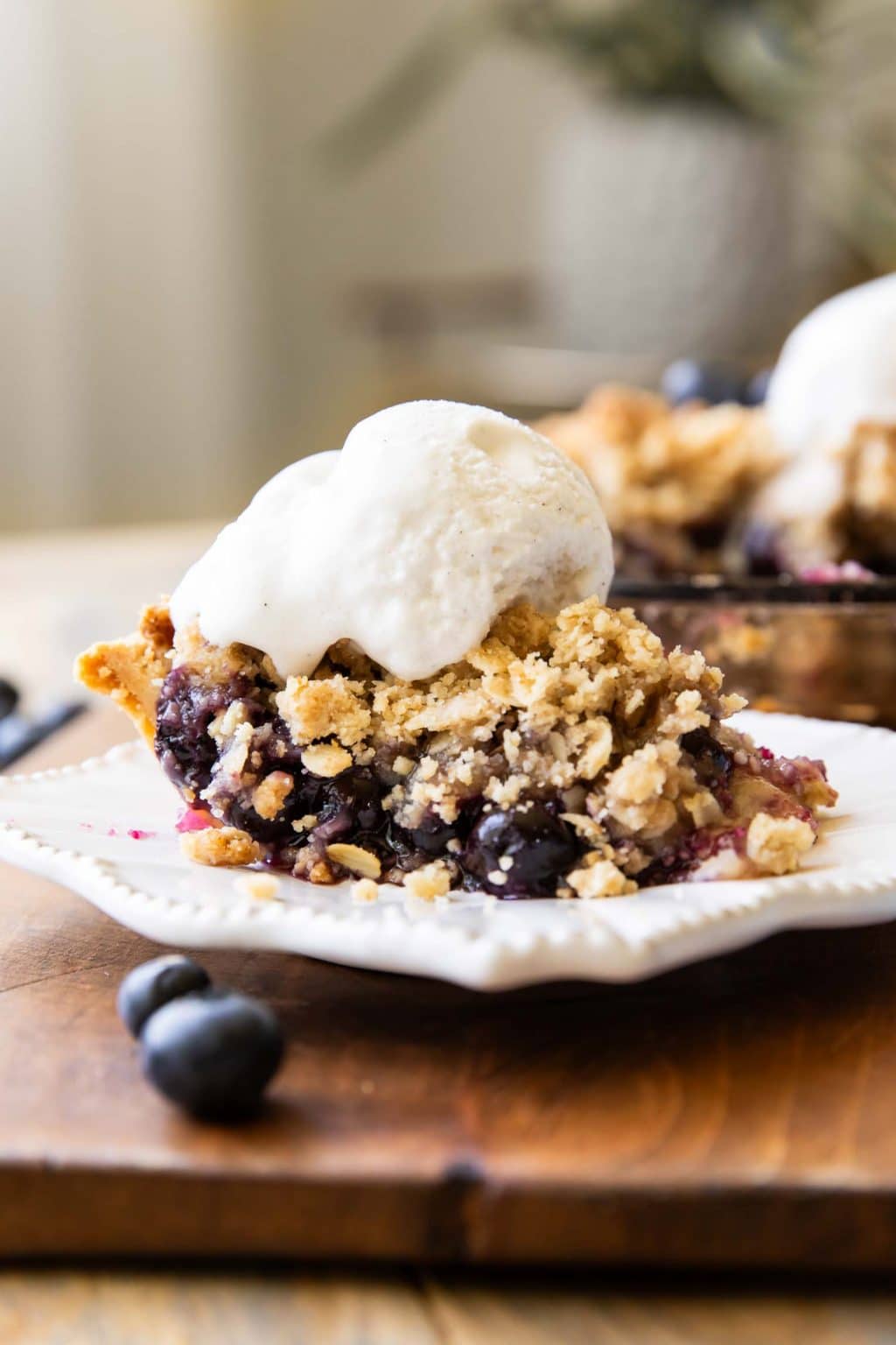 Easy Blueberry Crumble Pie - Desserts & Drinks