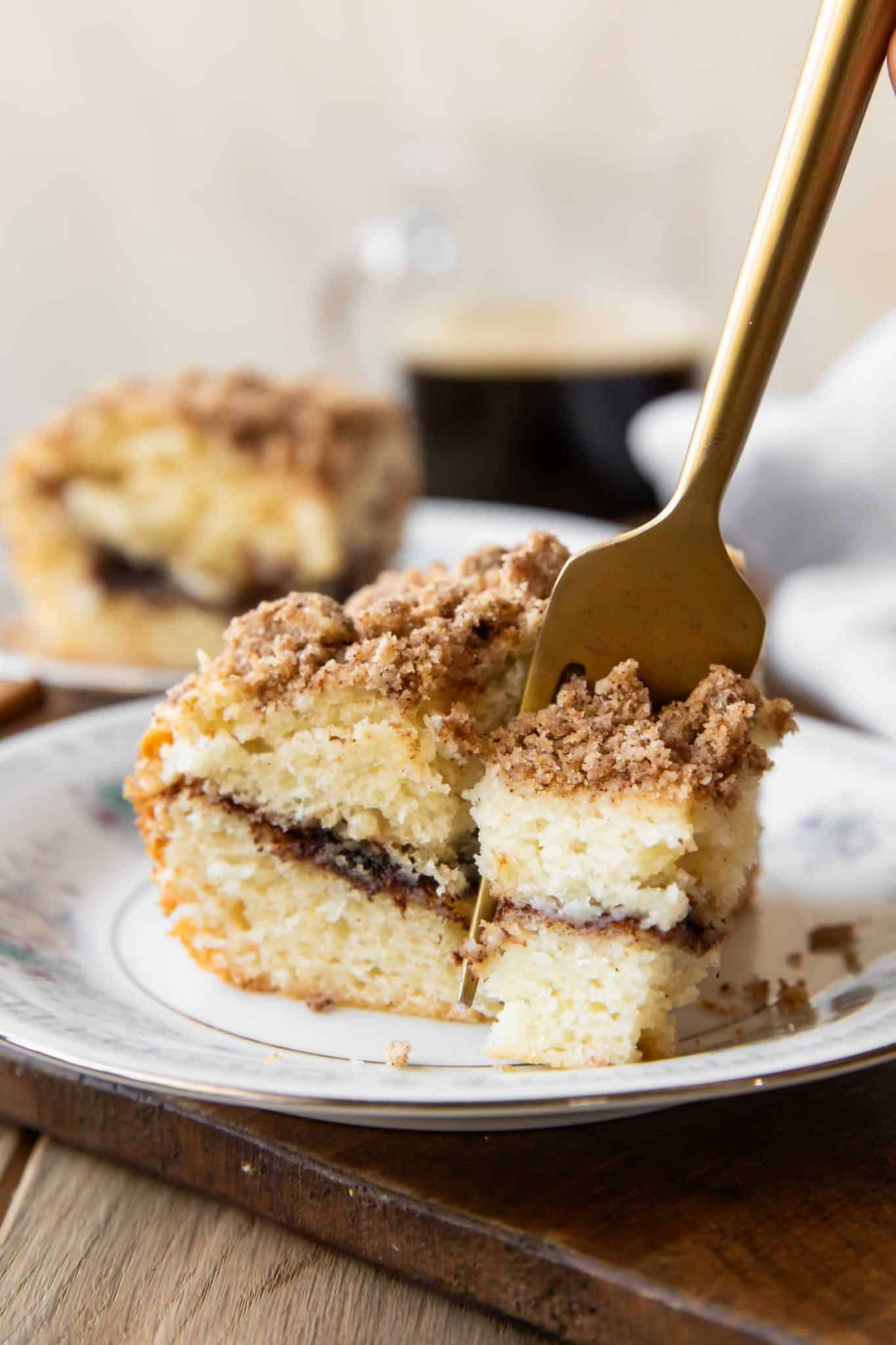 Easy Coffee Cake Recipe - Desserts & Drinks